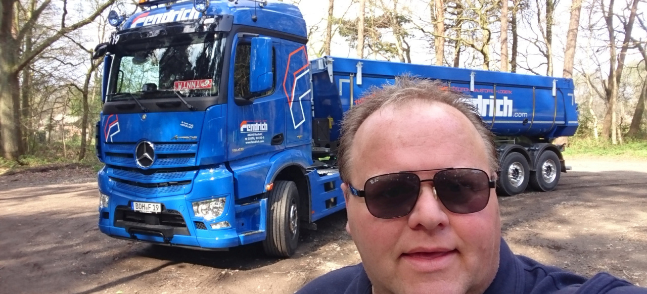 SCHÖNE STERNE® 2017: Der singende Trucker Winni Biermann kommt mit seinem Actros nach Hattingen ...