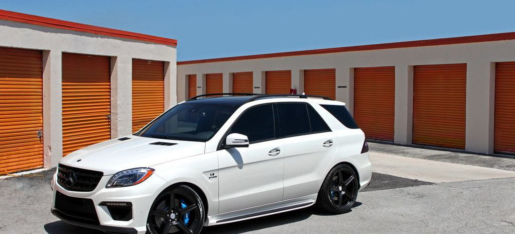 Monochrom statt monoton: Mercedes ML 63 AMG im schwarzweißen Outfit ...