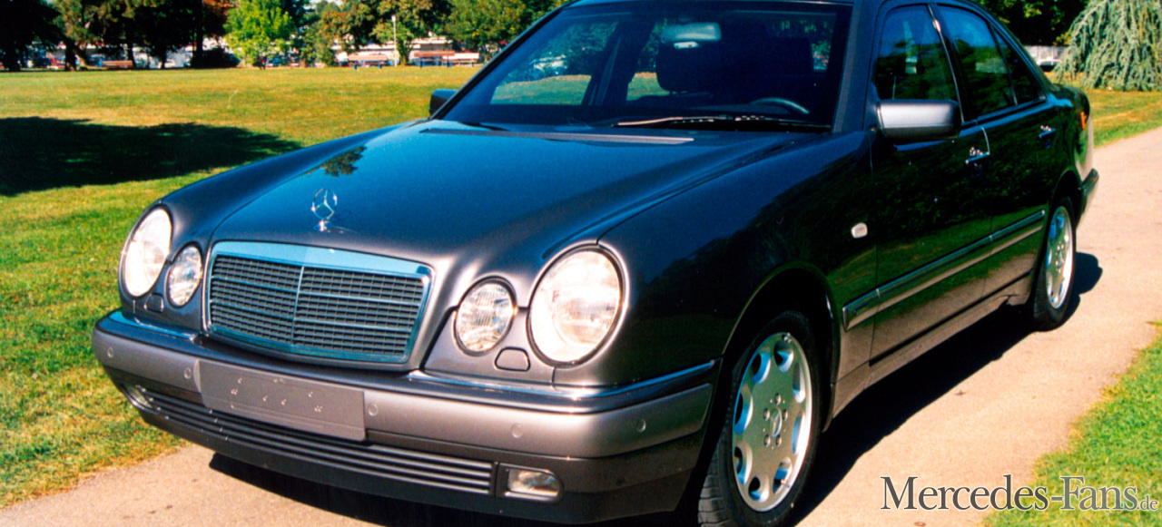 1995: Der W210 ist die erste Mercedes-Benz Mittelklasse-Limo mit ...