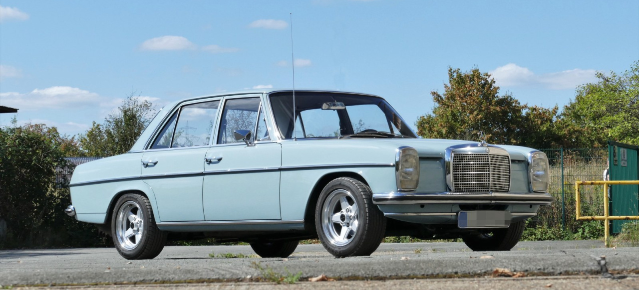 Sportsfreund: 68er Mercedes-Benz 220 W115: Restomod im AMG 250 Style ...