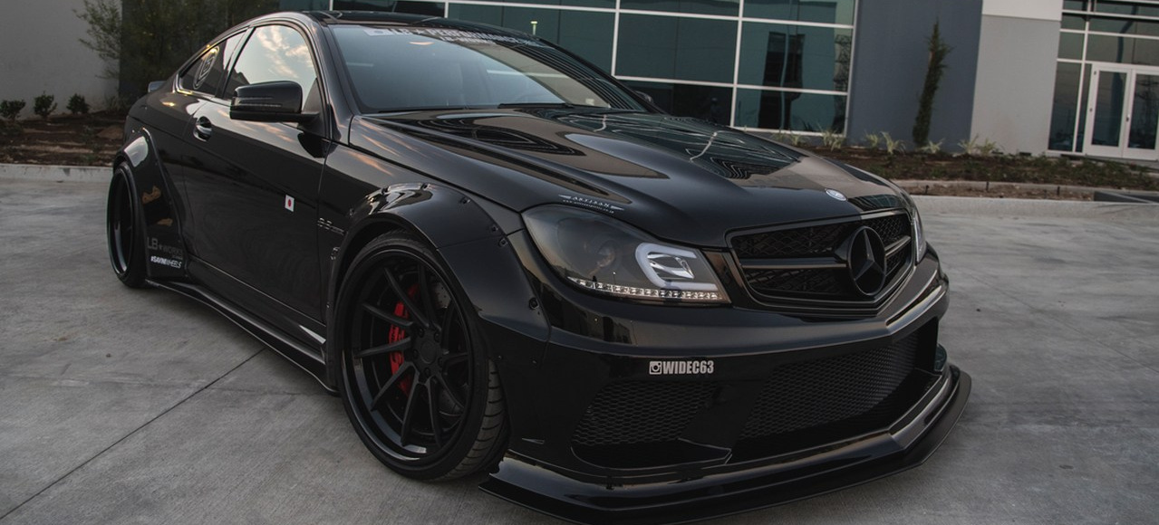 Mercedes C63 AMG Coupé (C204) von Liberty Walk/Savini: Big. Bad. Breit ...