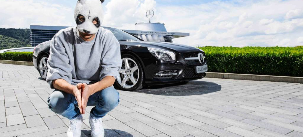 Mercedes meets Panda: Cro cruised im SL: Der Musiker mit der Panda ...