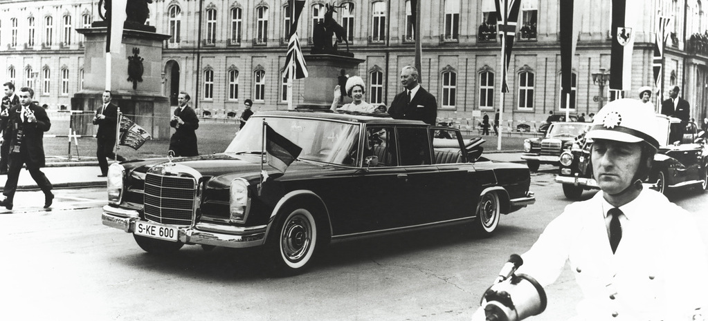 Mercedes 600 und eine Queen in Benz: Auch Königin Elizabeth II. fuhr in ...