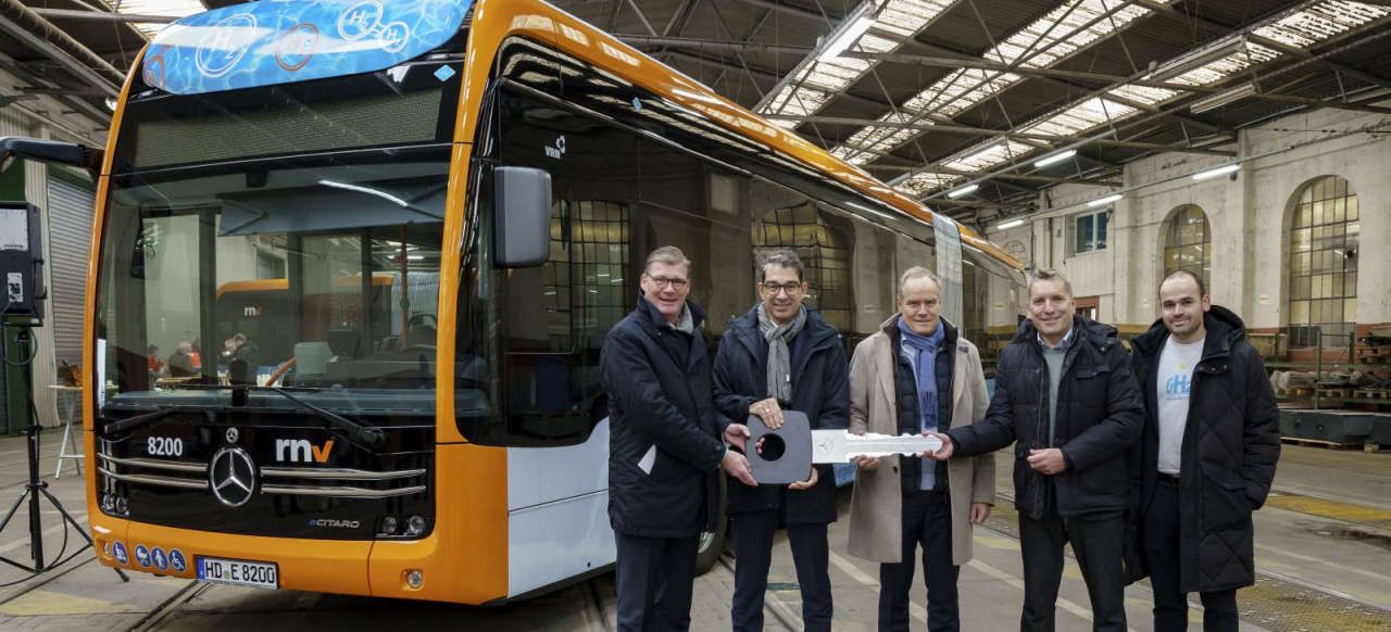 Mercedes-Benz eCitaro G fuel cell im Einsatz: Auslieferung der weltweit ...