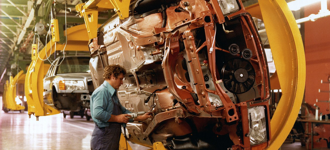 Arbeiten beim Daimler: More men at work: Mercedes-Benz will etliche ...