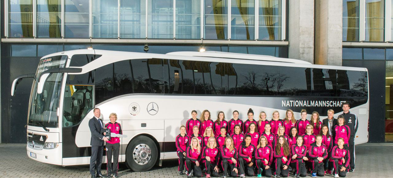 Sport(lerinnen) an Bord: Neuer Mercedes-Benz Mannschaftsbus für Damen ...