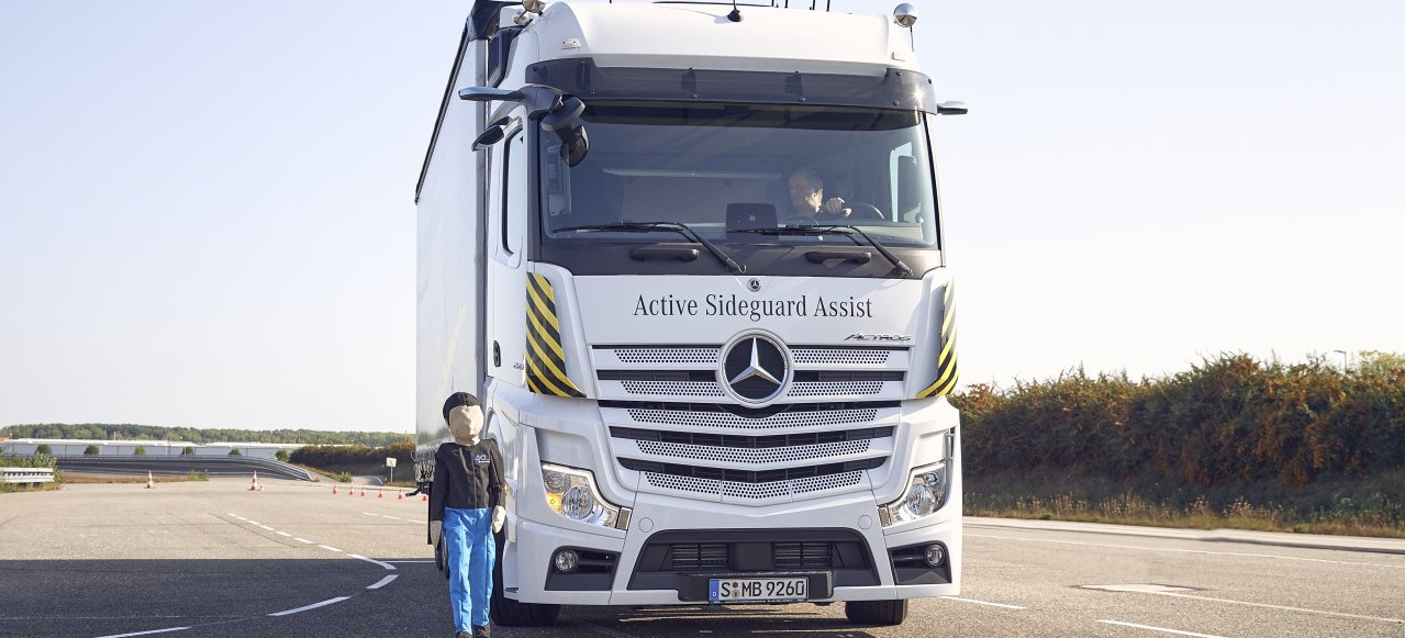 Mercedes Trucks präsentiert zwei Weltneuheiten: Active Sideguard Assist ...