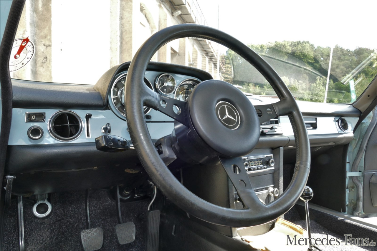Sportsfreund: 68er Mercedes-Benz 220 W115: Restomod im AMG 250 Style ...