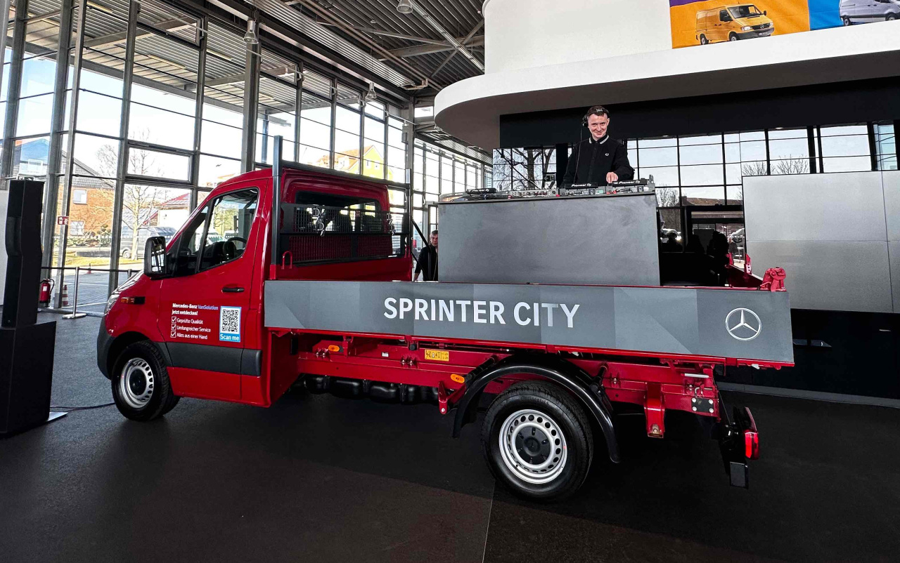 Mercedes-Benz Vans feiert 30 Jahre Sprinter: Der Sprinter hat Geburtstag - Sternstunde ...