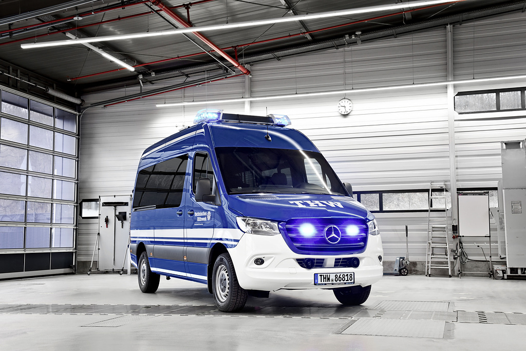 Mercedes-Benz Vans übergibt Sprinter an das THW: Helfers Helfer - News ...