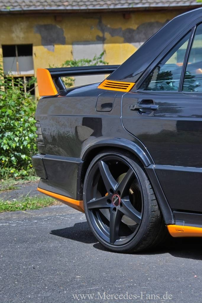 Mercedes W201: Das volle 190er Pfund: 91er Baby-Benz lässt die Muskeln ...