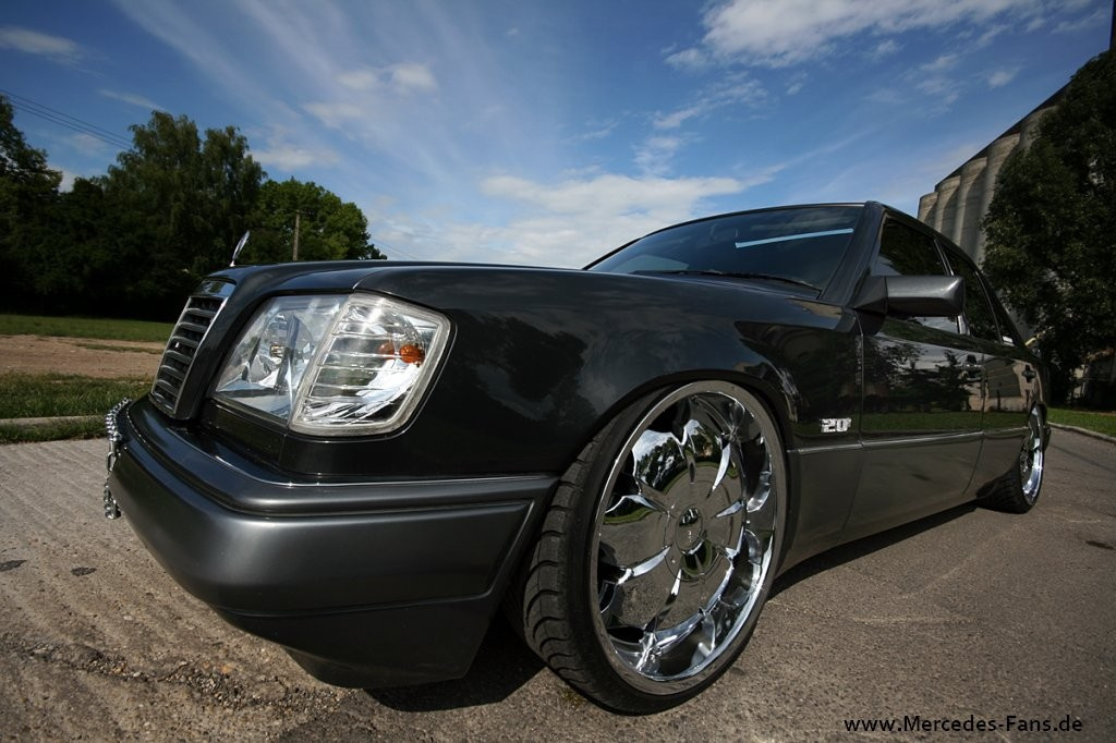 Ein glitzernder Straßenkreuzer: Der Mercedes-Benz W124 DUB Pimp Style ...