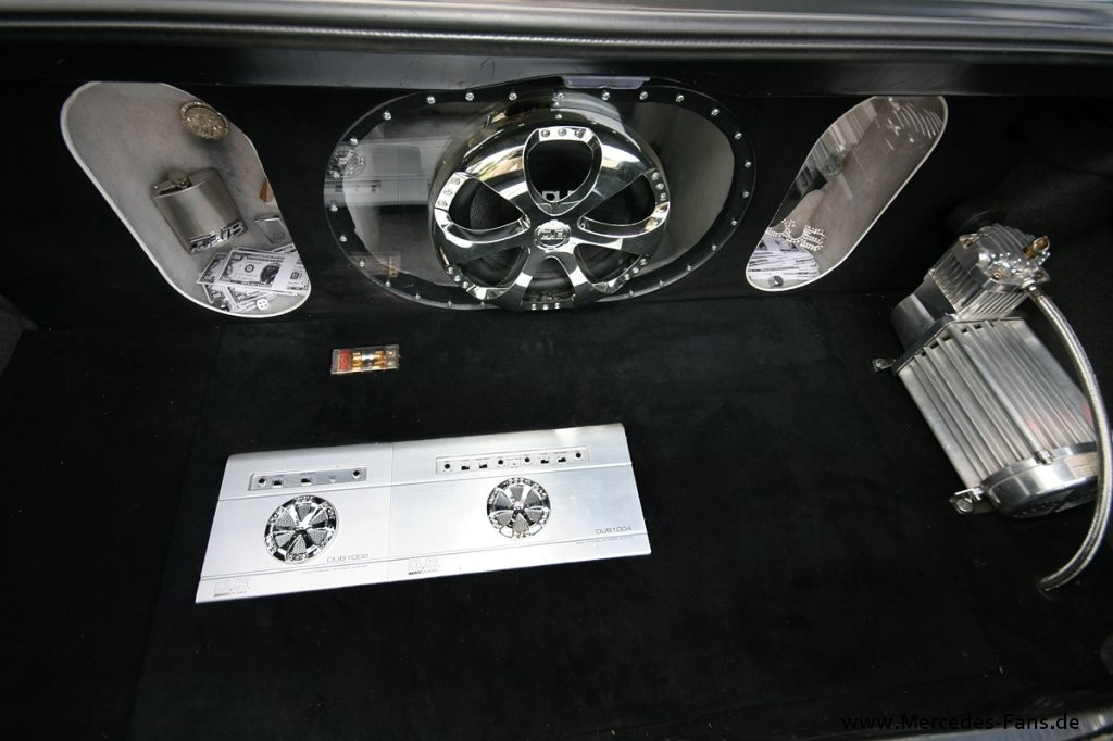 Ein glitzernder Straßenkreuzer: Der Mercedes-Benz W124 DUB Pimp Style ...