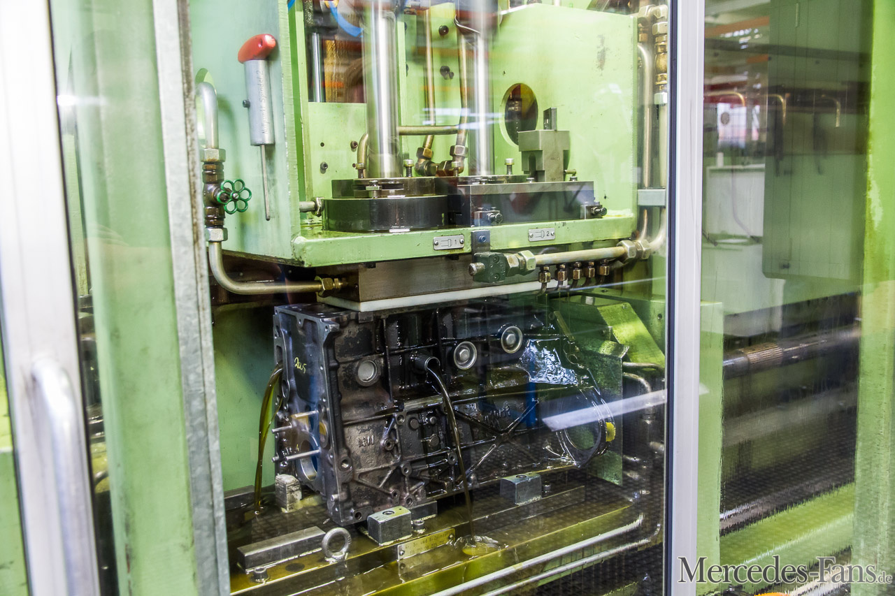 Aufbereitung von Innen:: Honen und Bürsten der Zylinderlaufbahnen im ...