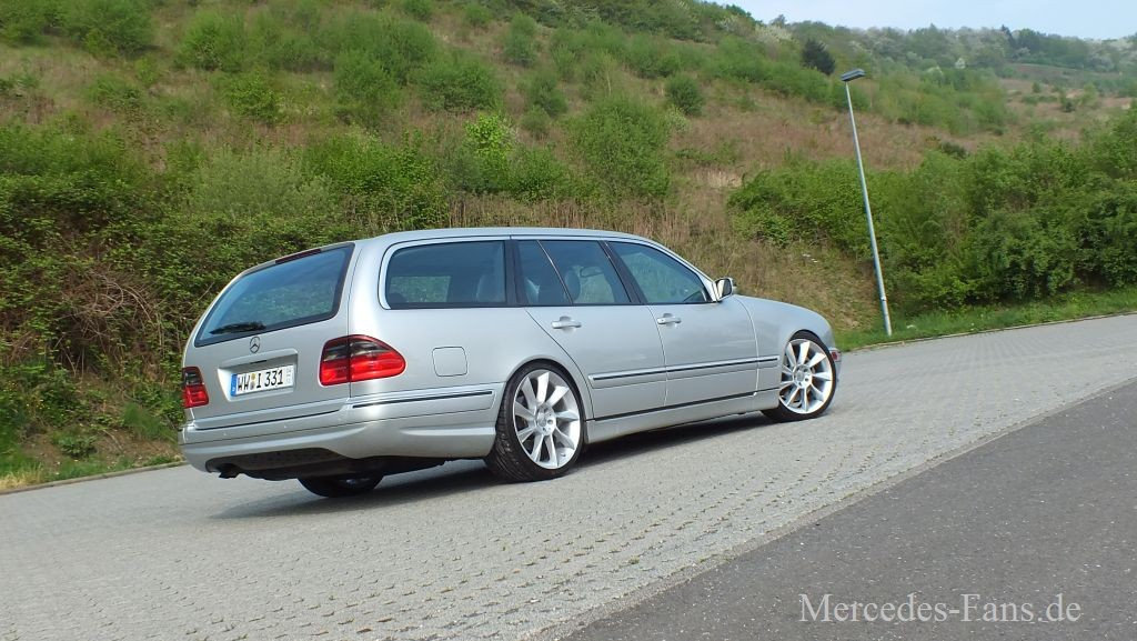 Mercedes S210: Cool kombiniert: Dynamisches Dress für einen 2000er ...