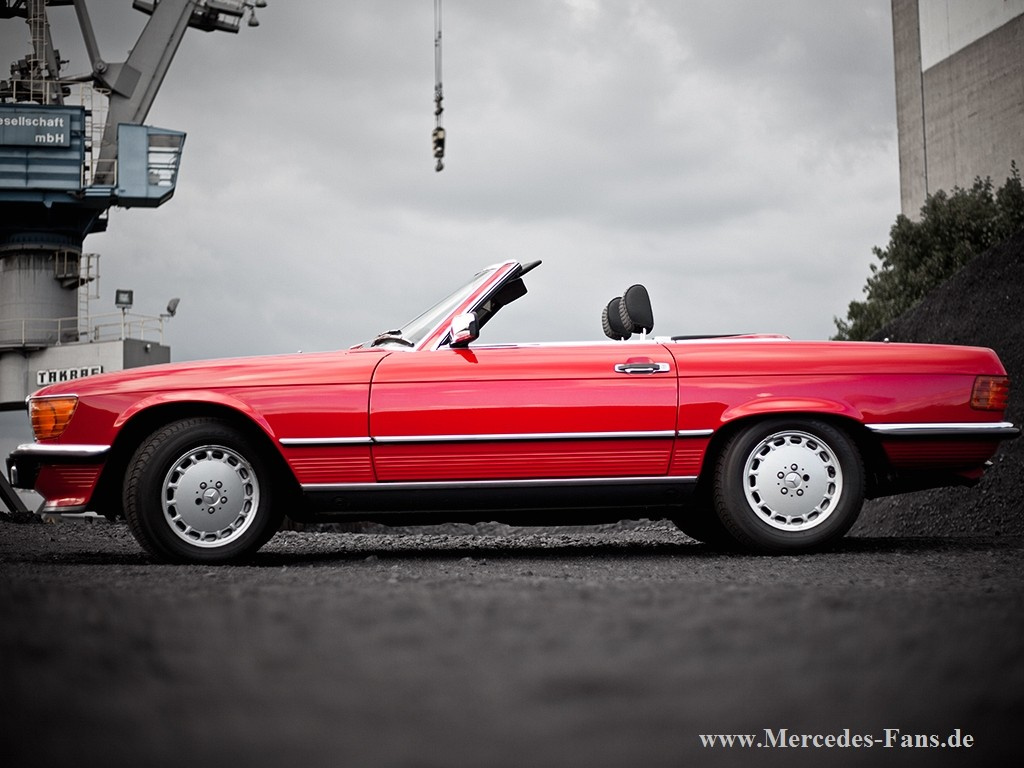 Roadster in Red: Mercedes-Benz SL (R107): Von astralem Kühlerschmuck ...