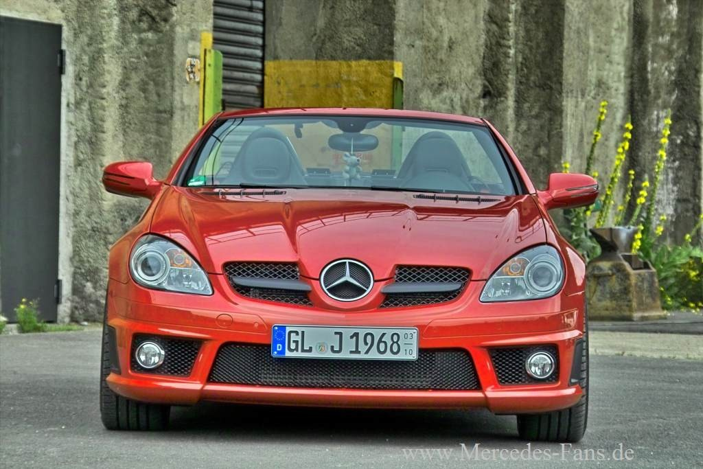 Roter Baron - rassig roter Mercedes SLK: Sehr rot und sehr gut schaut ...
