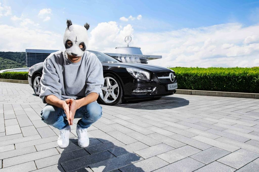 Mercedes meets Panda: Cro cruised im SL: Der Musiker mit der Panda ...